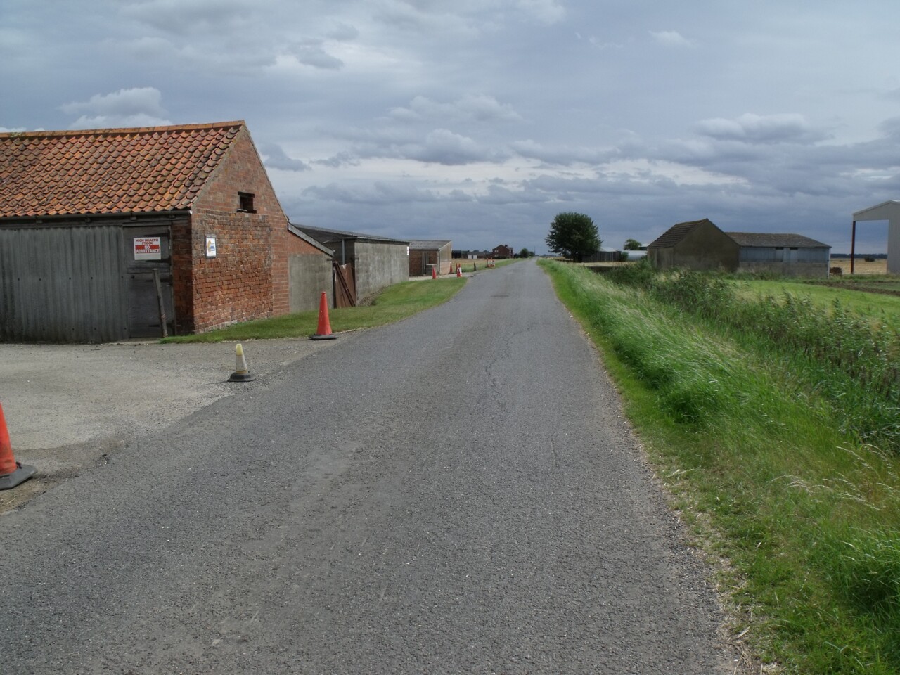 File:Twelve Foot Bank, with buildings of Drove Farm - geograph.org.uk ...